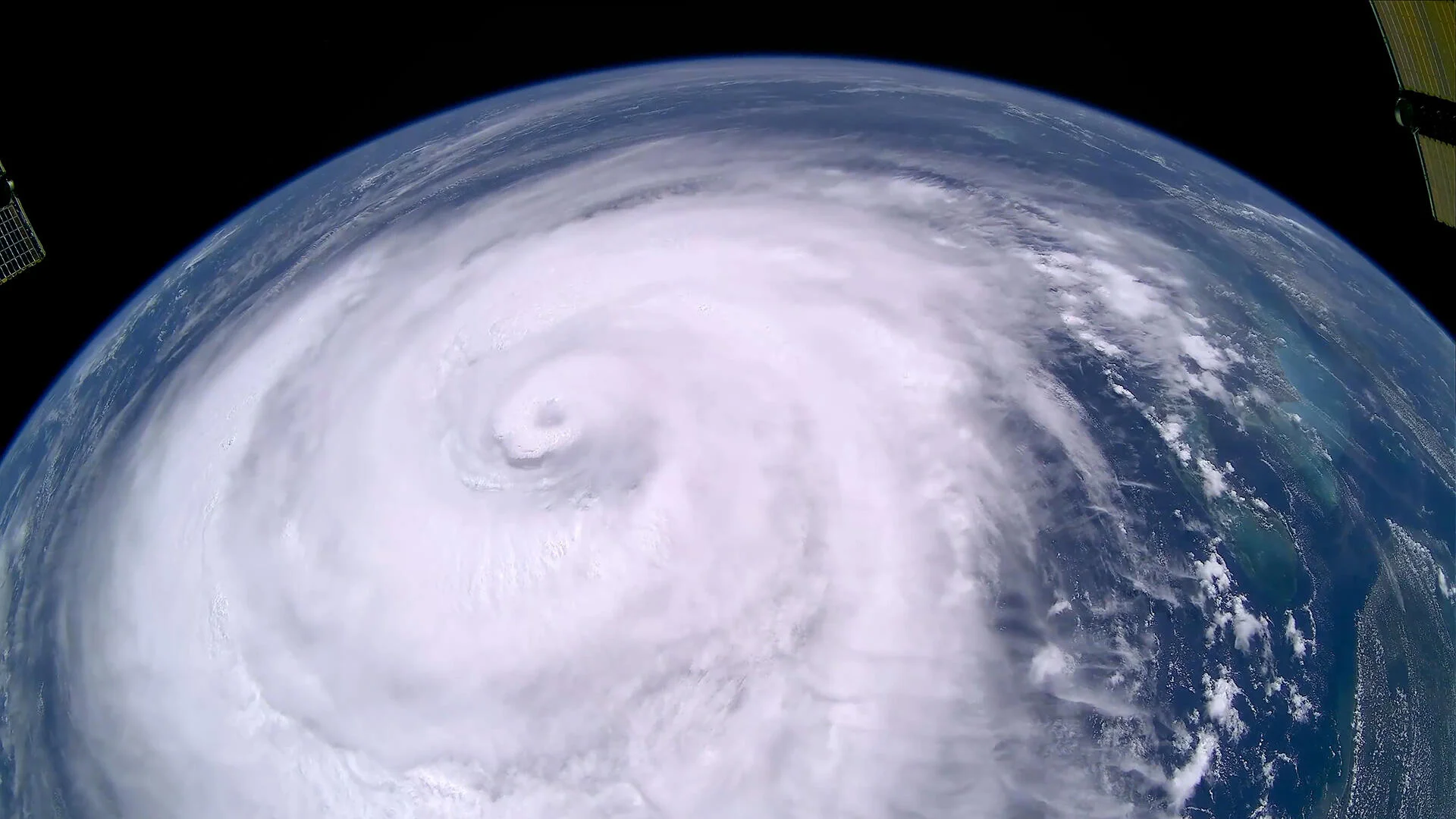 VIDEO: Uraganul Erin, din interior